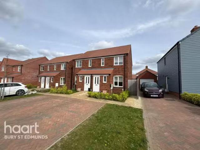 Unique 2 BA 2 bedroom terraced house for rent in Gates Close.