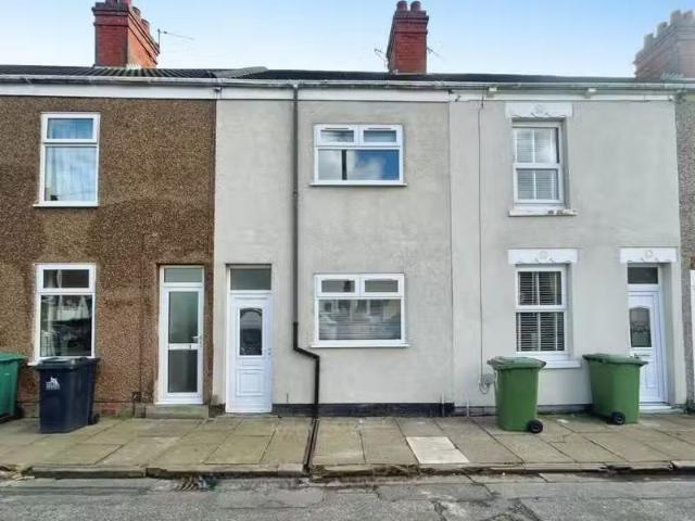 Cheap 2 BA 2 bedroom terraced house for rent in Henry Street.
