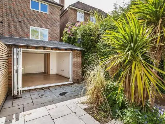 Cozy 2 BA 2 bedroom terraced house for rent in Pewley Way, Gui.