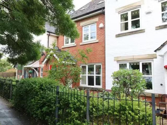 Cheap 2 BA 4 bedroom mews property for rent in St. Marys Court.