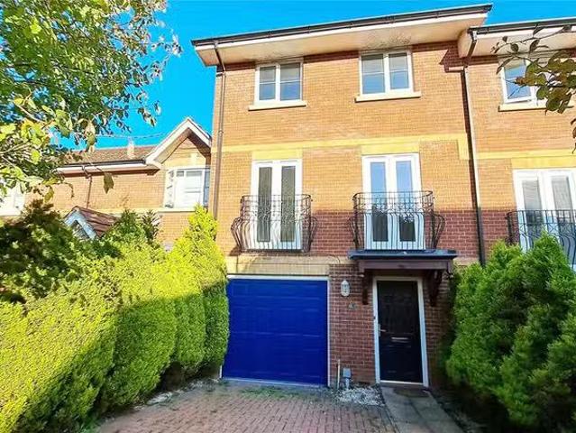 Unique 2 BA 4 bedroom Mid Terrace House to rent, Etchingham Dr.