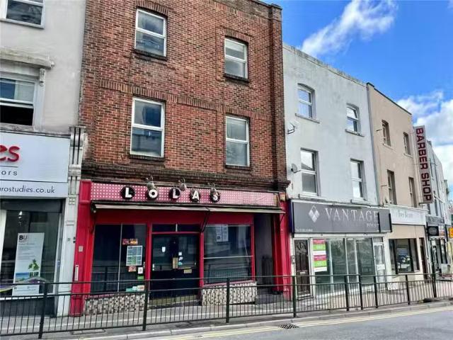 Rental! 2 BA 4 bedroom apartment for rent in Commercial Road.