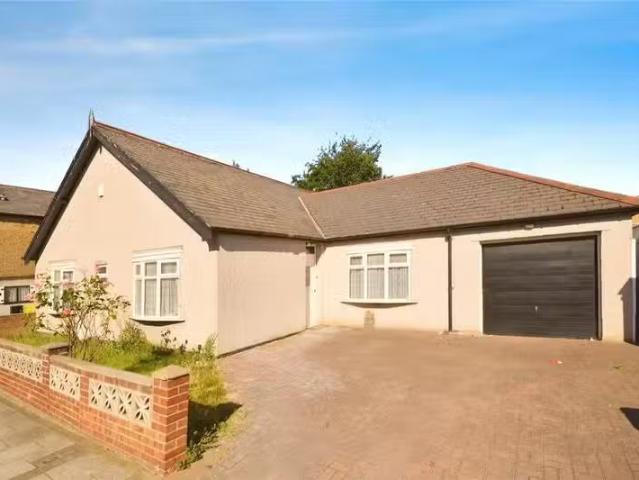 Cozy 2 BA 4 bedroom Detached Bungalow to rent, Churchfield Roa.