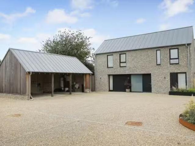 For Rent! 2 BA 4 bedroom detached house for rent in Manns Hill.
