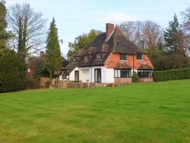 Cheap 2 BA 4 bedroom detached house for rent in Beech Avenue.