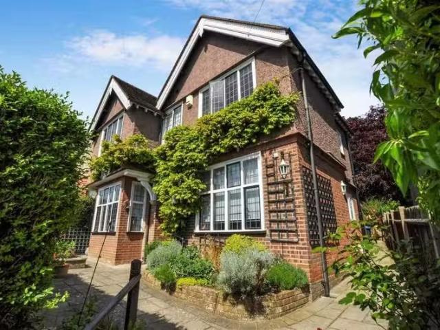 Charming 2 BA 4 bedroom detached house for rent in Doctors Com.