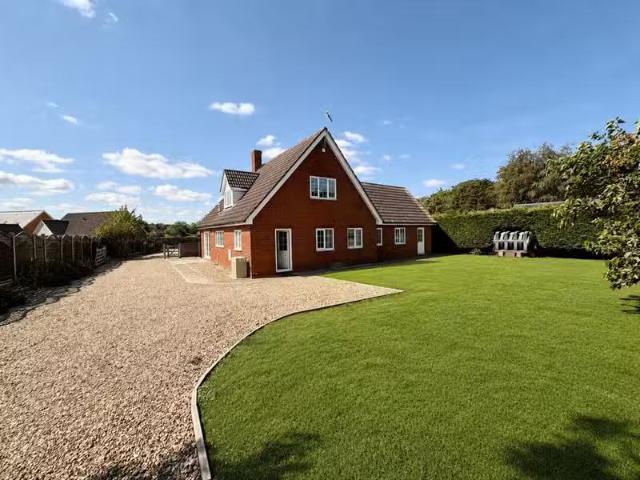 Cozy 2 BA 4 bedroom detached house for rent in Jackson Place.