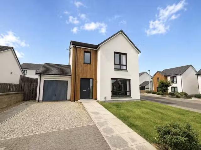 Just in! 2 BA 4 bedroom detached house for rent in Kintrae Cre.