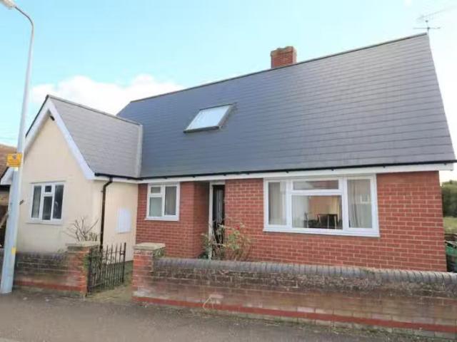 Unique 2 BA 4 bedroom detached house for rent in Swan Close, C.