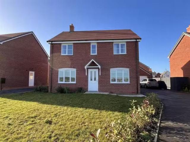Just in! 2 BA 4 bedroom detached house for rent in Saddler Pla.