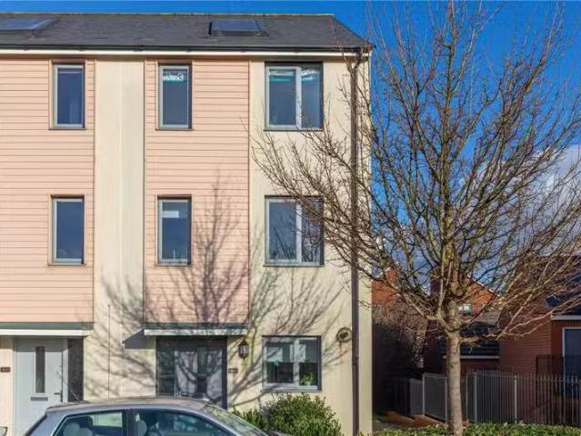 Unique 2 BA 4 bedroom end of terrace house for rent in Long Do.