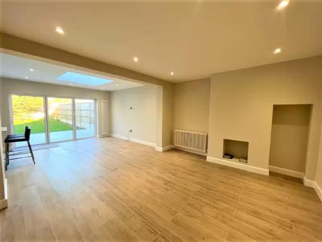 Deal! 2 BA 4 bedroom end of terrace house for rent in Southlan.