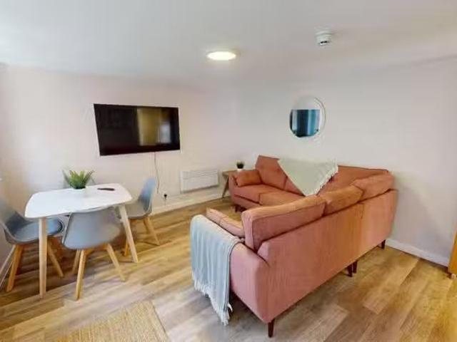 For Rent! 2 BA 4 bedroom flat for rent in 1 Mark Lane BS1 5DG.