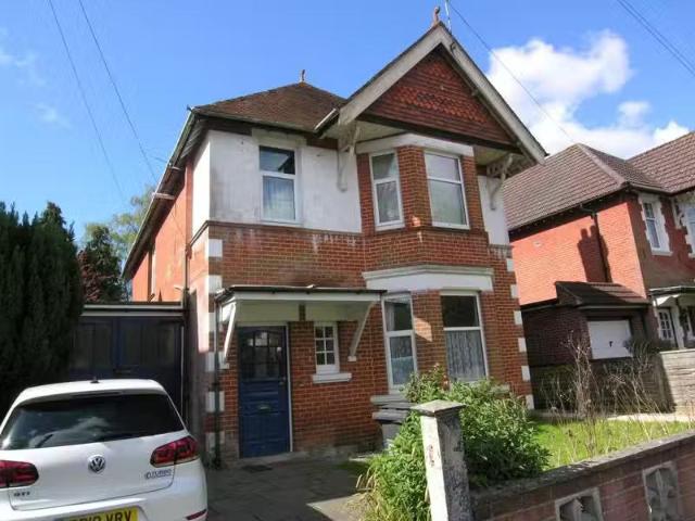 Deal! 2 BA 4 bedroom flat for rent in 4 bedroom First Floor Fl.