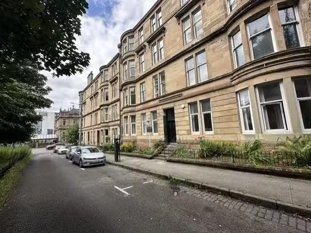 Cheap 2 BA 4 bedroom flat for rent in Barrington Drive, Glasgo.