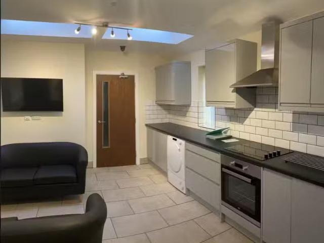 Nice 2 BA 4 bedroom house for rent in Cranbrook Avenue, Hull.
