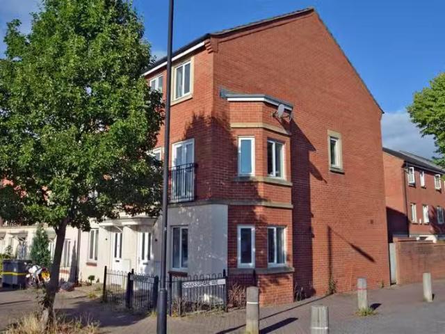 Just in! 2 BA 4 bedroom house for rent in Thackeray, Bristol.