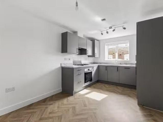 Charming 2 BA 4 bedroom semi detached house for rent in Leaf L.