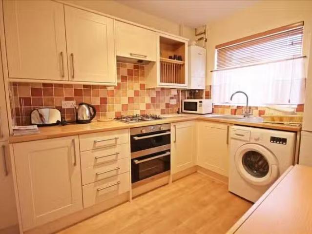 New 2 BA 4 bedroom semi detached house for rent in Mead Way, C.