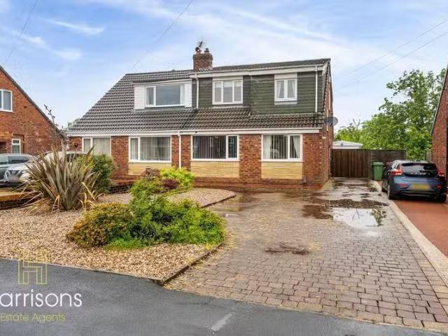 Deal! 2 BA 4 bedroom semi detached house for rent in Newmarket.