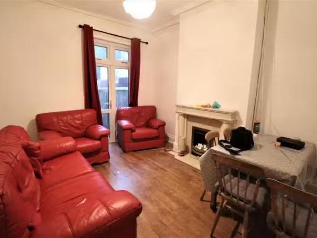 Cheap 2 BA 4 bedroom terraced house for rent in Bevington Road.
