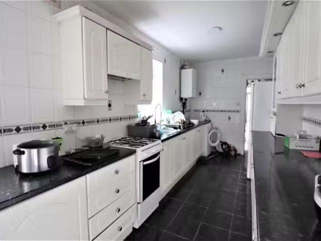 Nice 2 BA 4 bedroom terraced house for rent in Bevington Road.