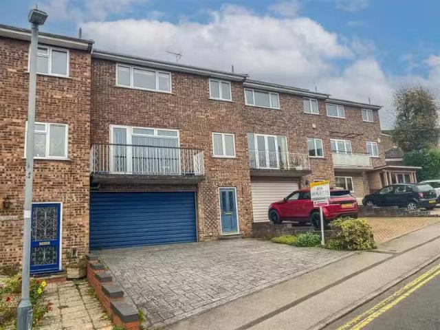 Deal! 2 BA 4 bedroom terraced house for rent in birdsparrow St.