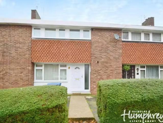 Rental! 2 BA 4 bedroom terraced house for rent in Finch Close.