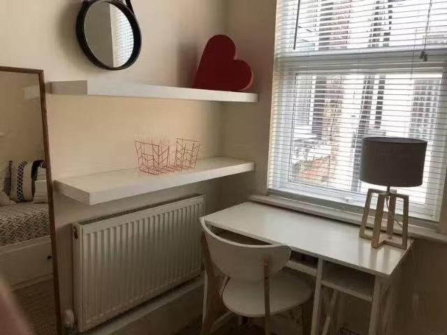 For Rent! 2 BA 4 bedroom terraced house for rent in Guelph Str.