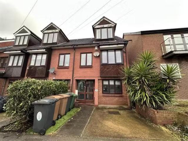 New 2 BA 4 bedroom town house for rent in Pretoria Road, North.