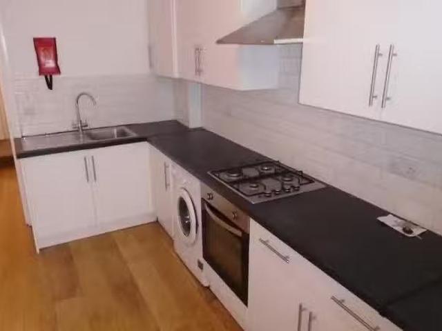 Deal! 2 BA 5 bedroom maisonette for rent in York Place, Bright.