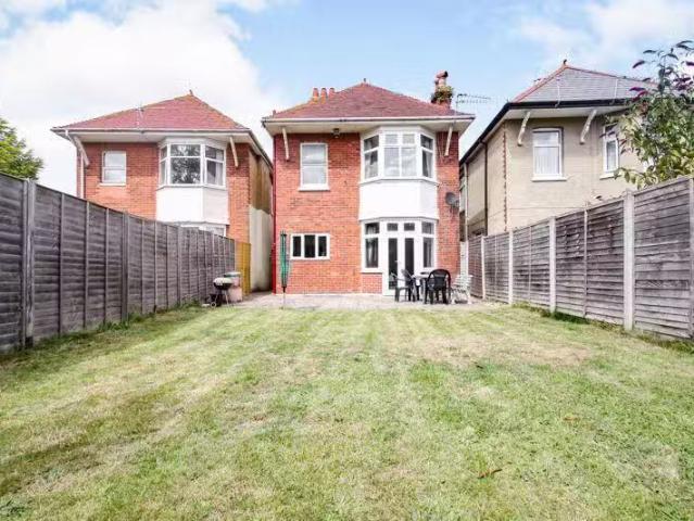 Rental! 2 BA 5 bedroom detached house for rent in Maxwell Road.