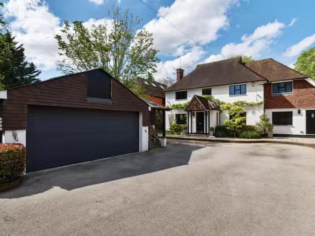 Cozy 2 BA 5 bedroom detached house for rent in Lammas Lane, Es.