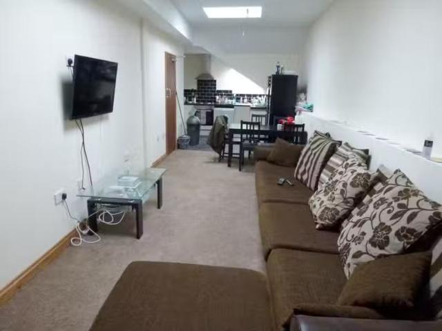 Deal! 2 BA 5 bedroom flat for rent in Woodville Road, Cathays.