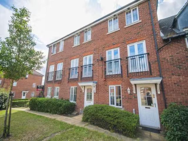 Nice 2 BA 5 bedroom house for rent in Cunningham Avenue, Hatfi.