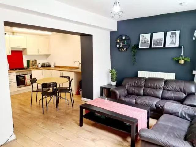 For Rent! 2 BA 5 bedroom private hall for rent in Green Street.