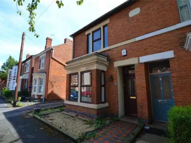 Charming 2 BA 5 bedroom semi detached house for rent in Henry.