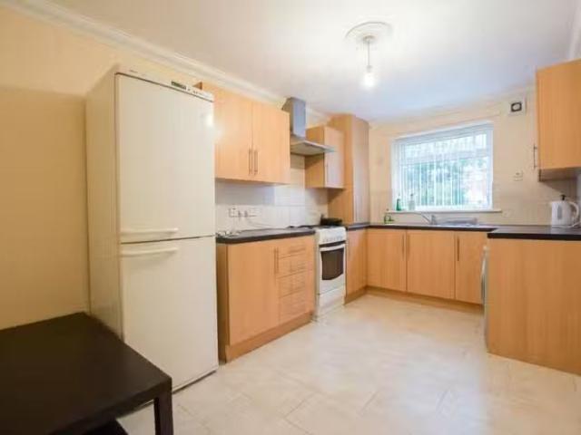 Deal! 2 BA 5 bedroom terraced house for rent in Tollgate Road.