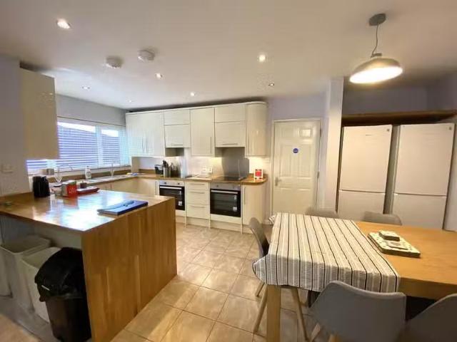 New 2 BA 6 bedroom detached bungalow for rent in Downs Road, C.