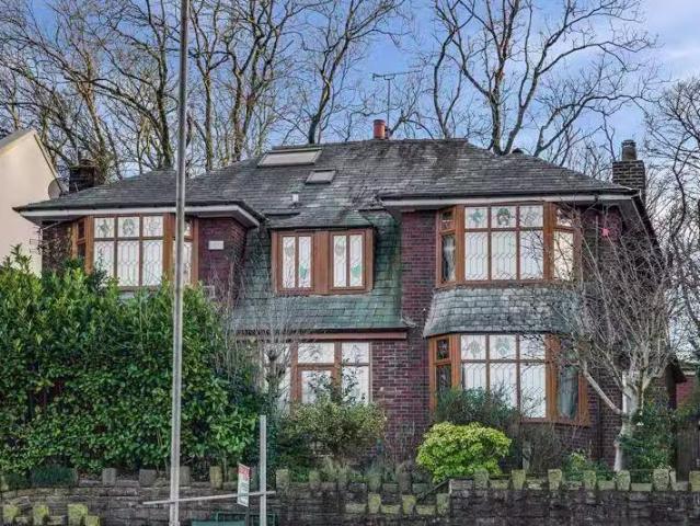 Unique 2 BA 6 bedroom detached house for rent in Moss Bank Way.