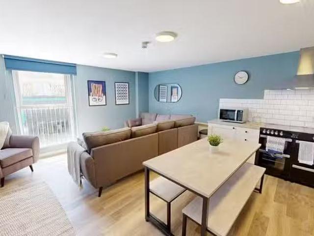 For Rent! 2 BA 6 bedroom flat for rent in 7 Cromwell Road BS6.