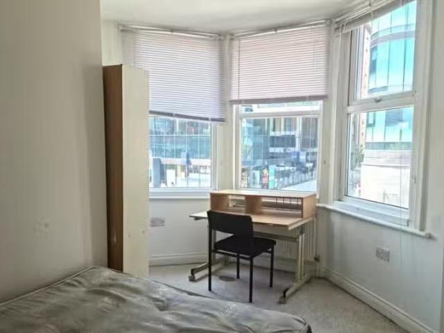 Just in! 2 BA 6 bedroom flat for rent in Room Available In Sha.