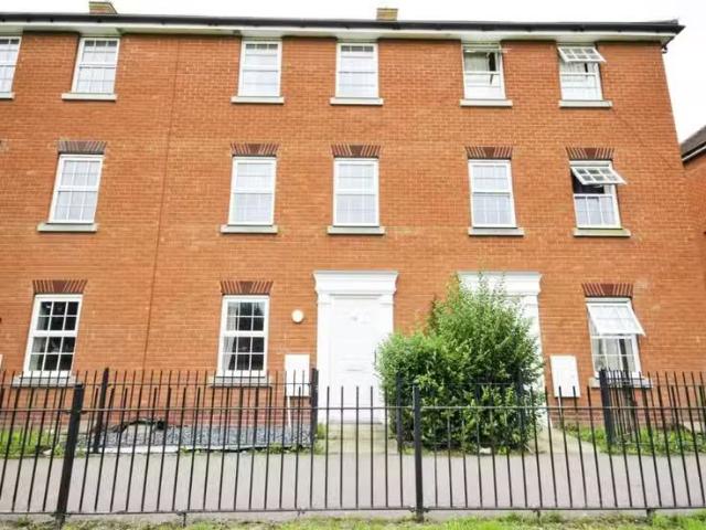 Cozy 2 BA 6 bedroom house for rent in Freemans Acre, Hatfield.