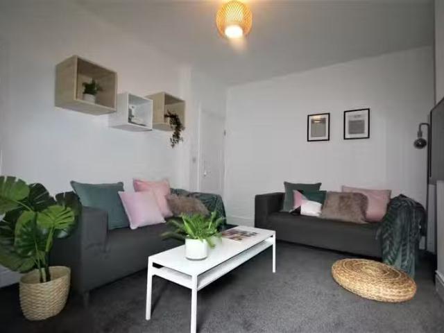 Cozy 2 BA 6 bedroom house share for rent in Whipcord Lane, Che.