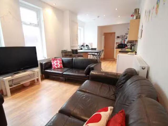 Charming 2 BA 6 bedroom terraced house for rent in Llanishen S.