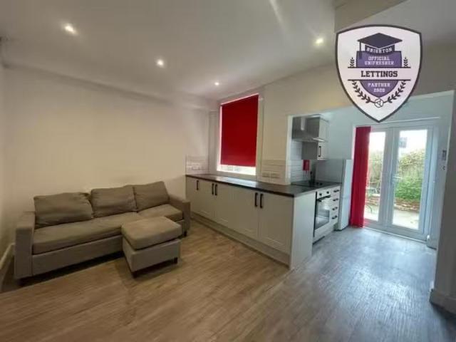 Nice 2 BA 6 bedroom terraced house for rent in Rugby Place, Br.