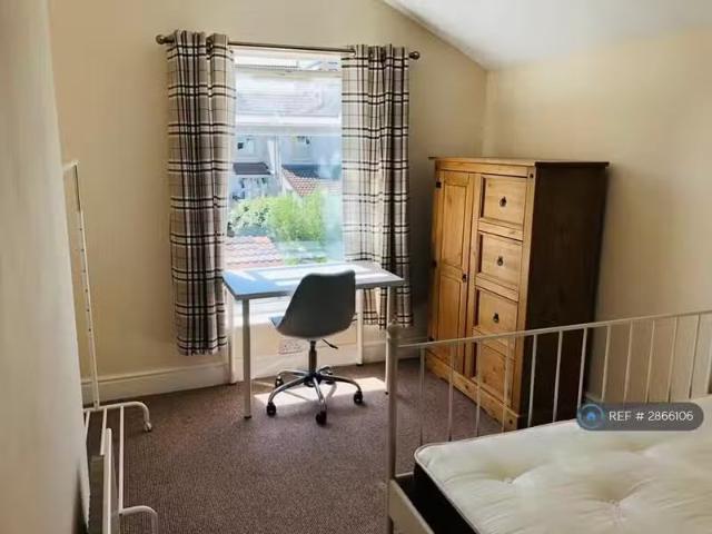 Unique 2 BA 6 bedroom terraced house for rent in Sturdon Road.