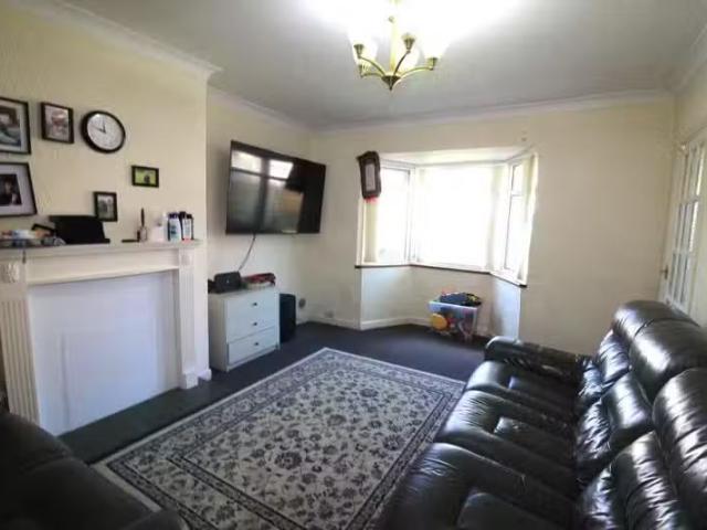 Just in! 2 bedroom terraced house for rent in Chinn Brook Road.