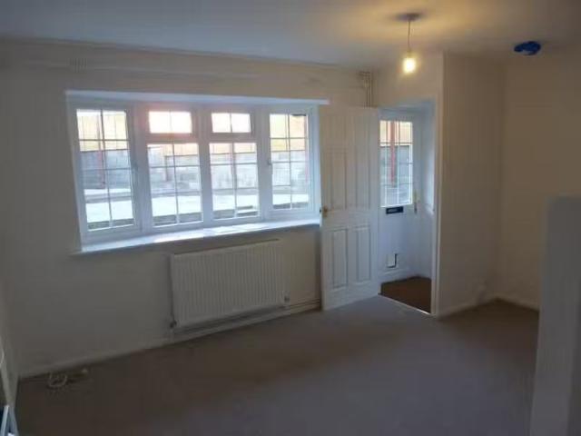 Nice 2 bedroom terraced house for rent in Fiveways Close, Ched.