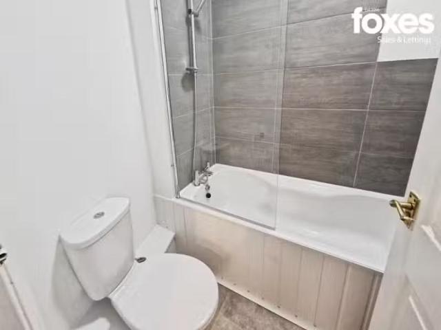 Cheap 2 bedroom apartment for rent in 136 Commercial Road, Bou.